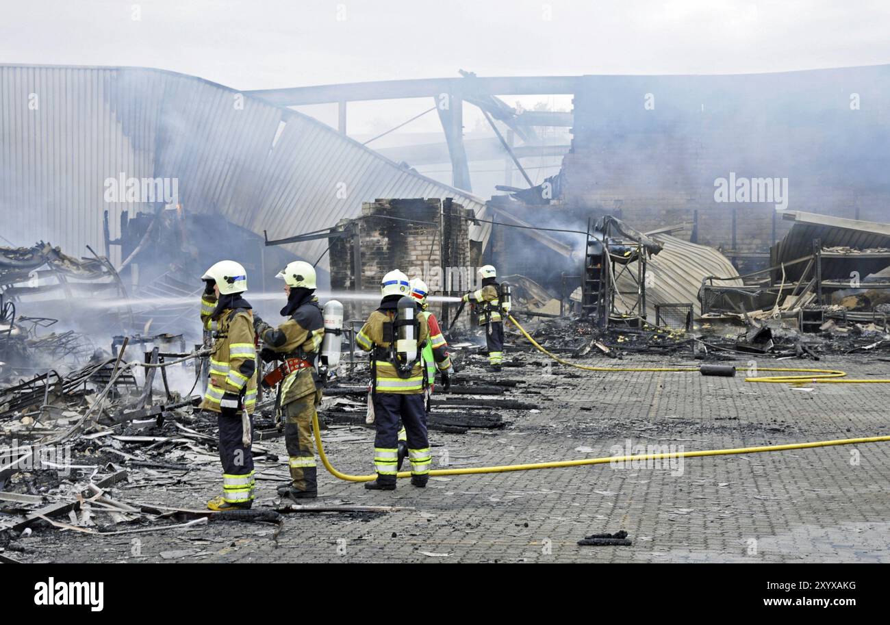 Fire brigade extinguishing an industrial fire Stock Photo - Alamy