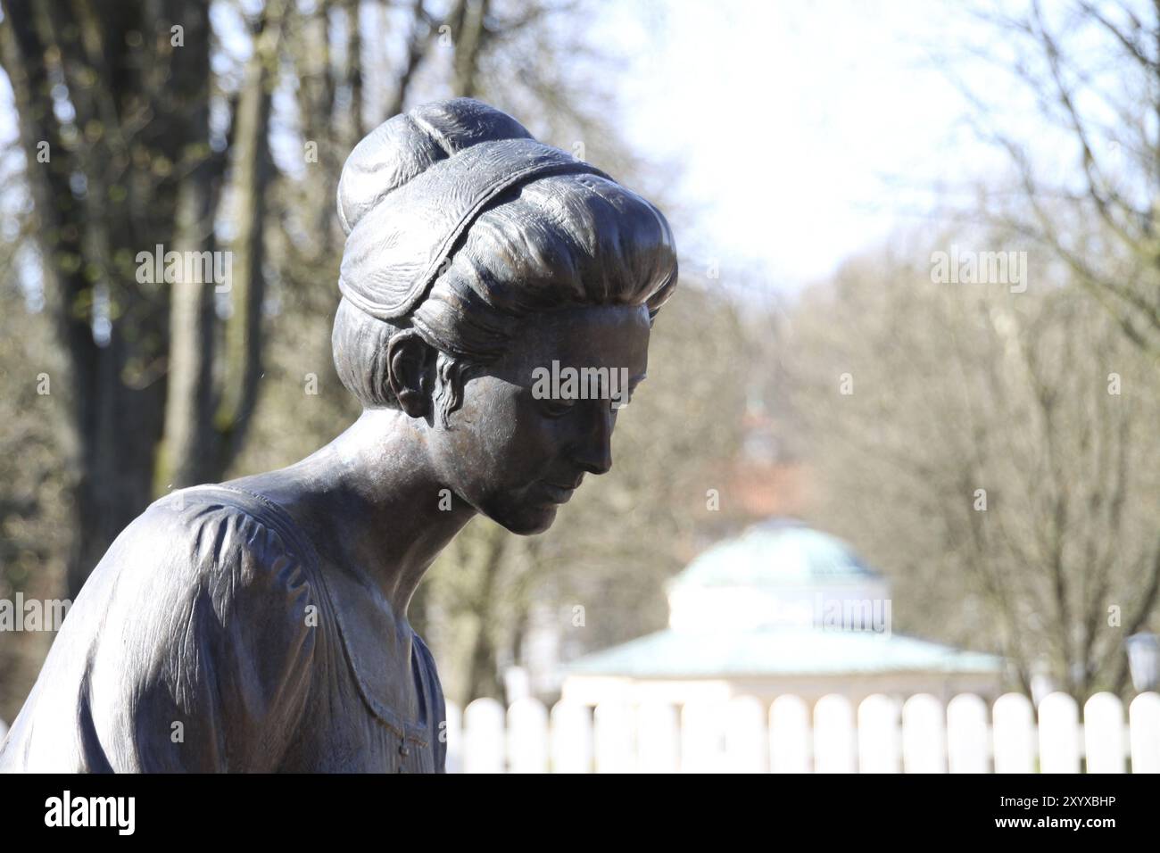Statue of a bathing woman in Bad Meinberg Stock Photo - Alamy