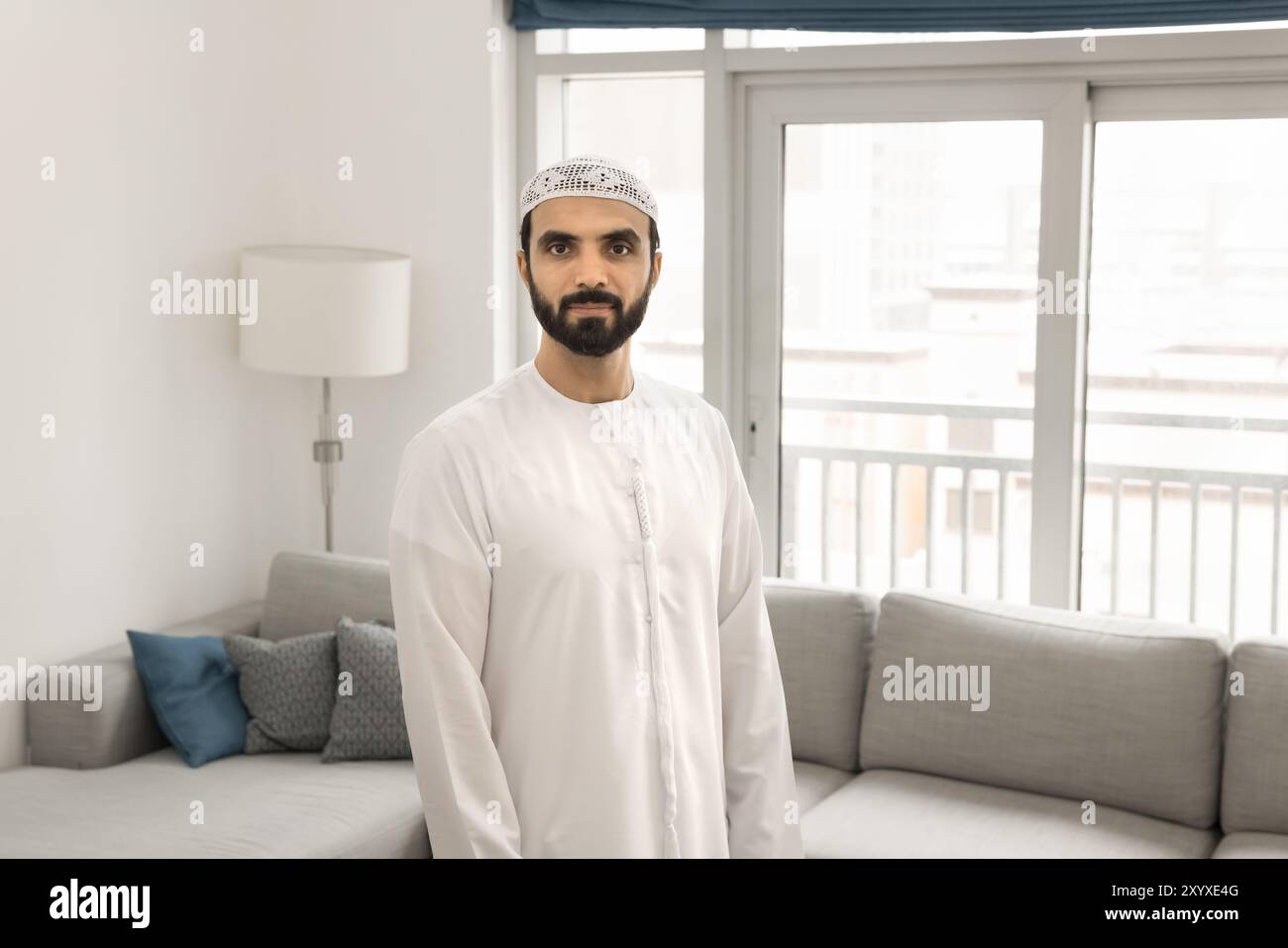 White thobe qatar hi-res stock photography and images - Alamy