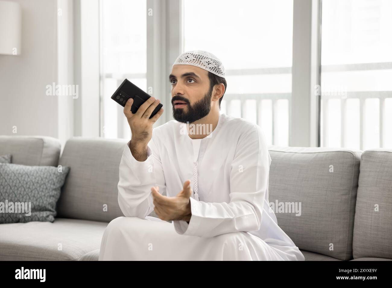 Saudi man talking on mobile phone hi-res stock photography and images ...