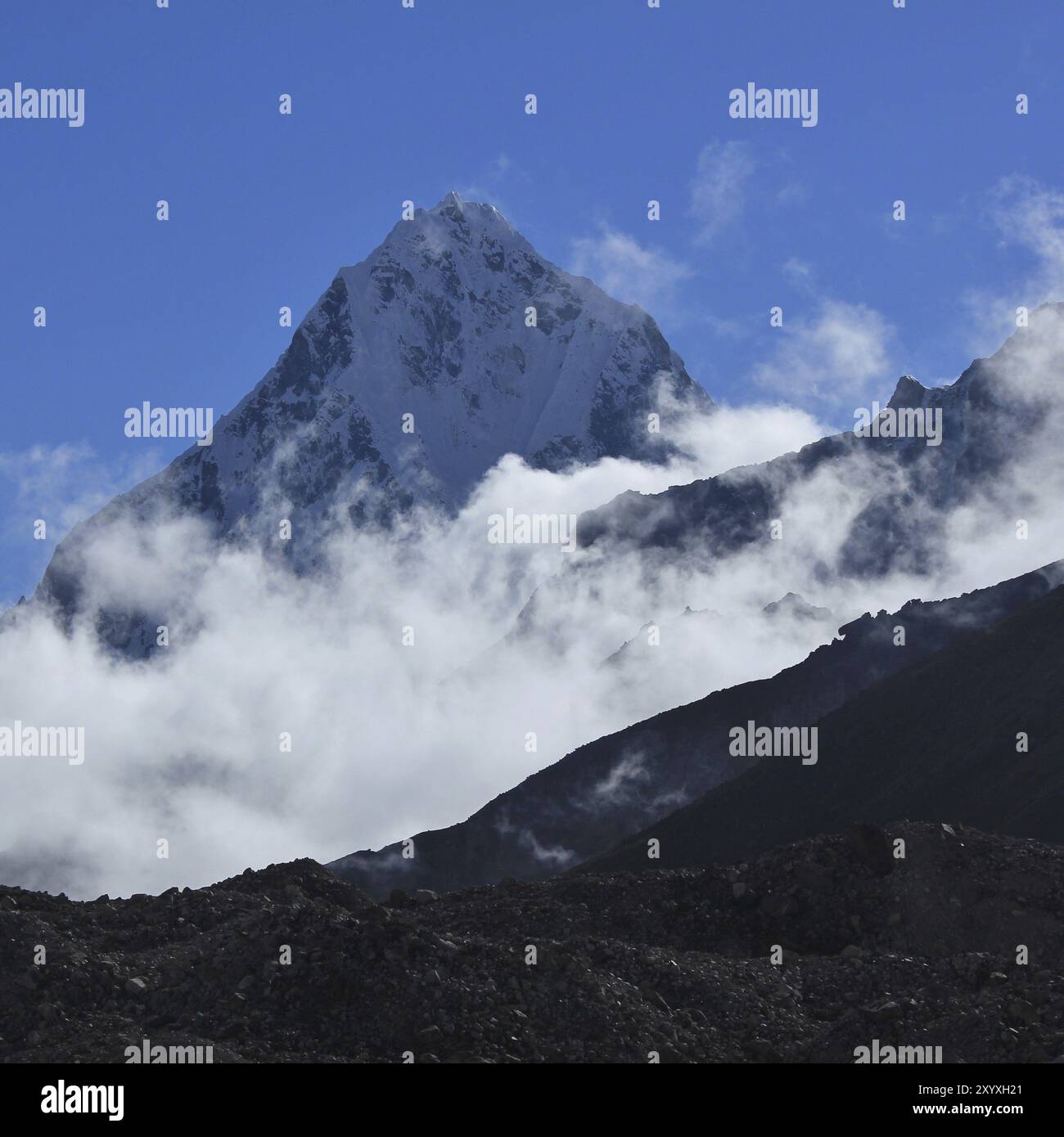 Autumn scene in the Everest National Park, Nepal. Mount Taboche Peak ...