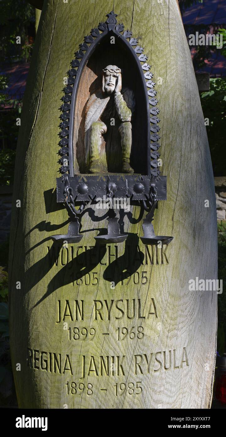 Grave monument, (wood) with Jesus motif Stock Photo - Alamy