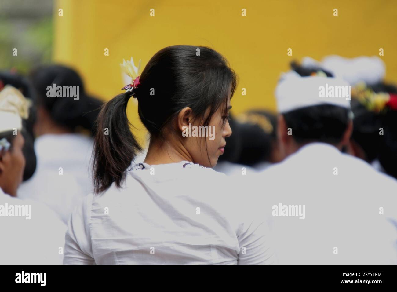 Hindu faithful pray temple hi-res stock photography and images - Alamy