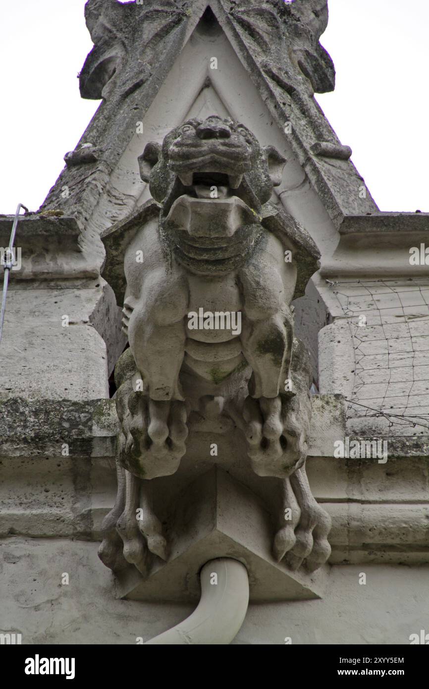 Gargoyles and figures of saints hi-res stock photography and images - Alamy