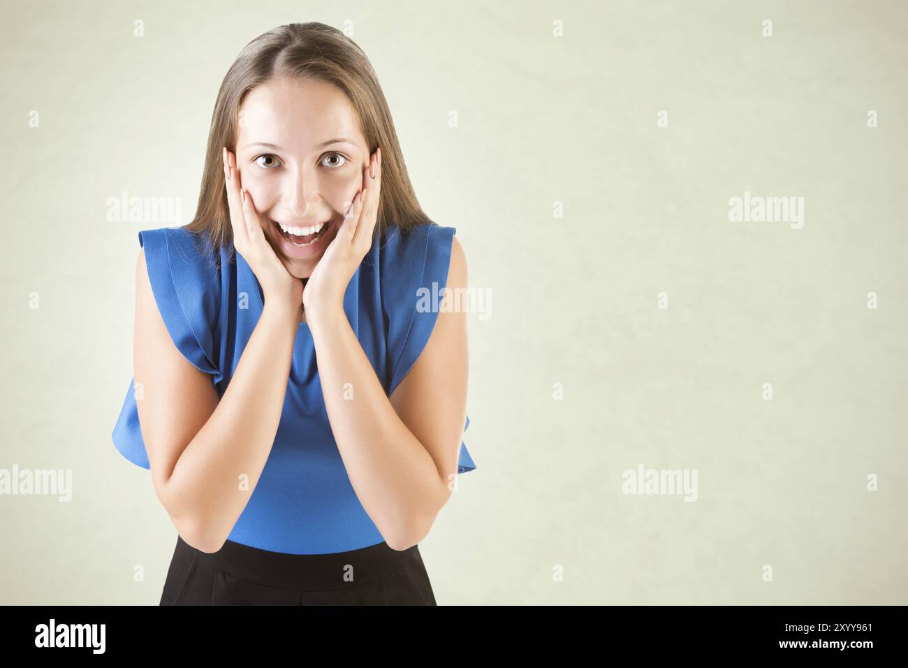 Young woman looks shocked hi-res stock photography and images - Alamy