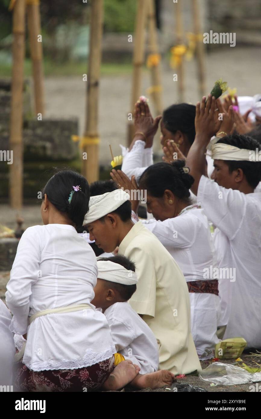 Balinese Hindus in the temple Stock Photo - Alamy