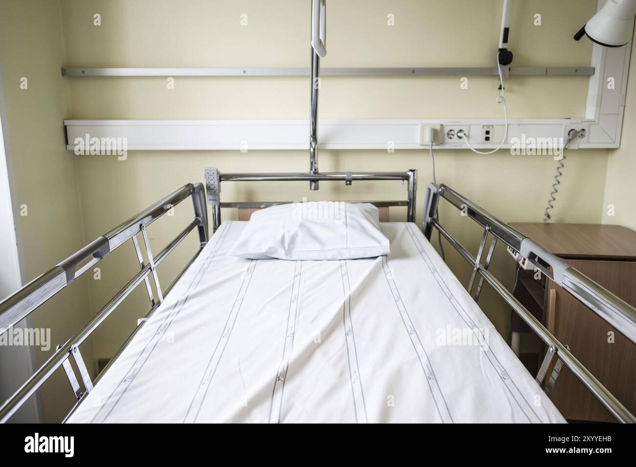 Hospital bed ready for the next patient Stock Photo - Alamy