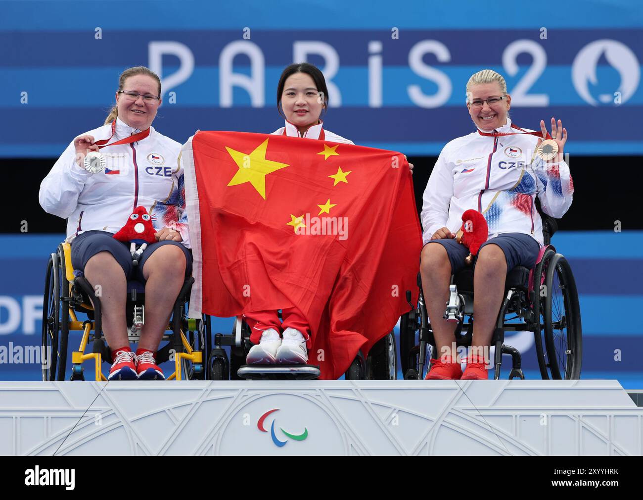 (240831) -- PARIS, Aug. 31, 2024 (Xinhua) -- Gold medalist Chen Minyi ...