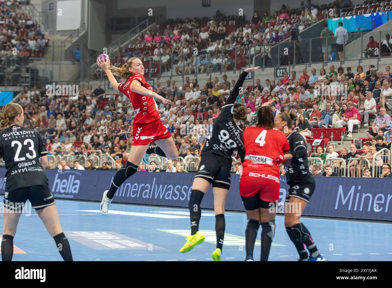 Duesseldorf, Deutschland. 31st Aug, 2024. Sabrina Troester (TuS Metzingen, #7) beim Sprungwurf ...