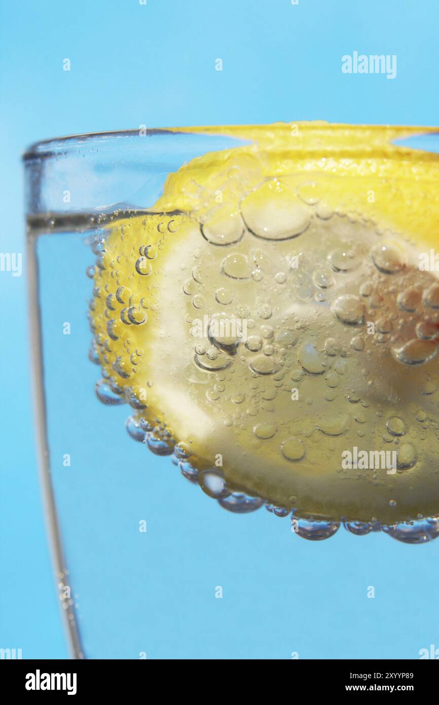 Lemon in sparkling water Stock Photo - Alamy