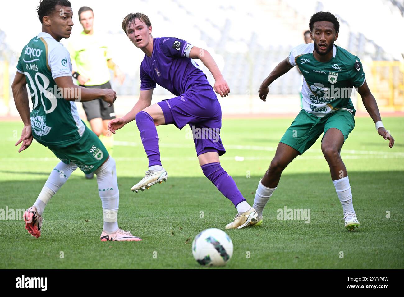 Action de loups de football hi-res stock photography and images - Alamy