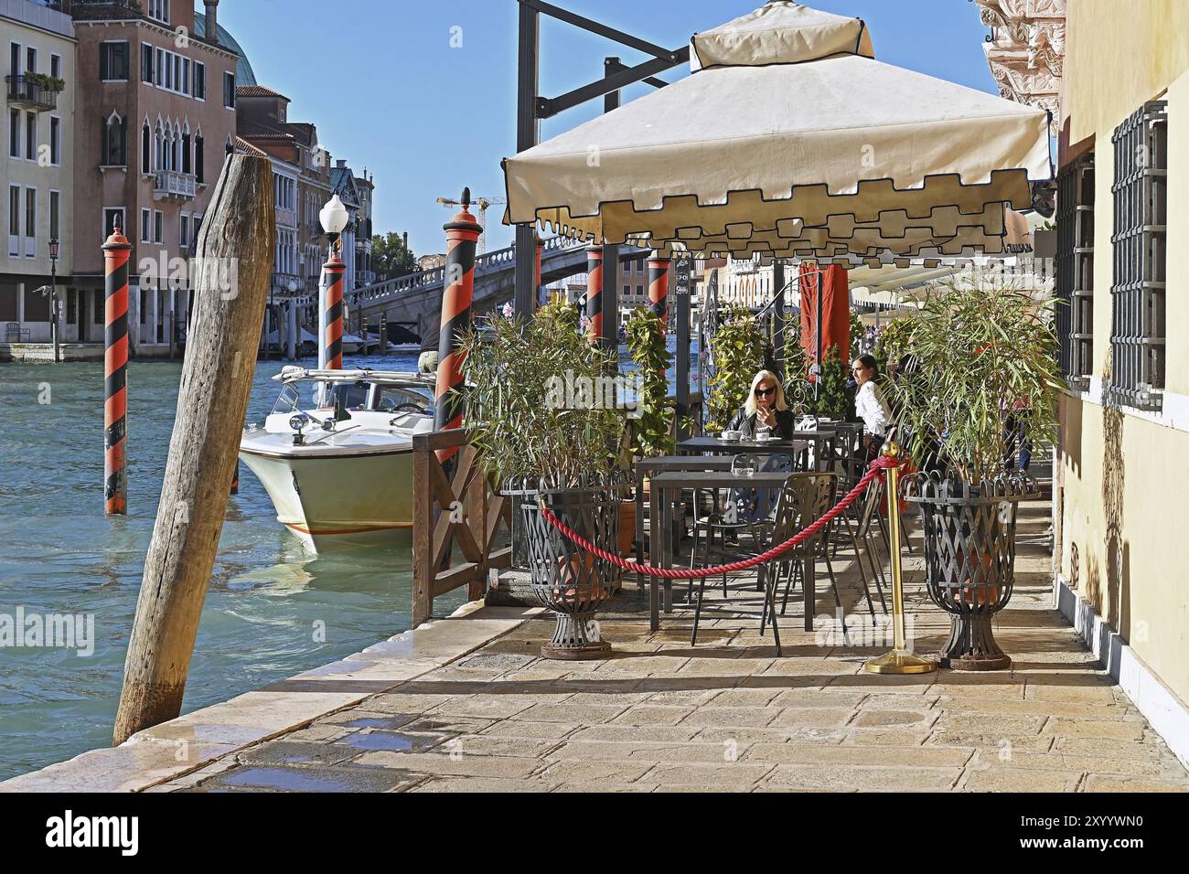 The italian gardens cafe hi-res stock photography and images - Alamy