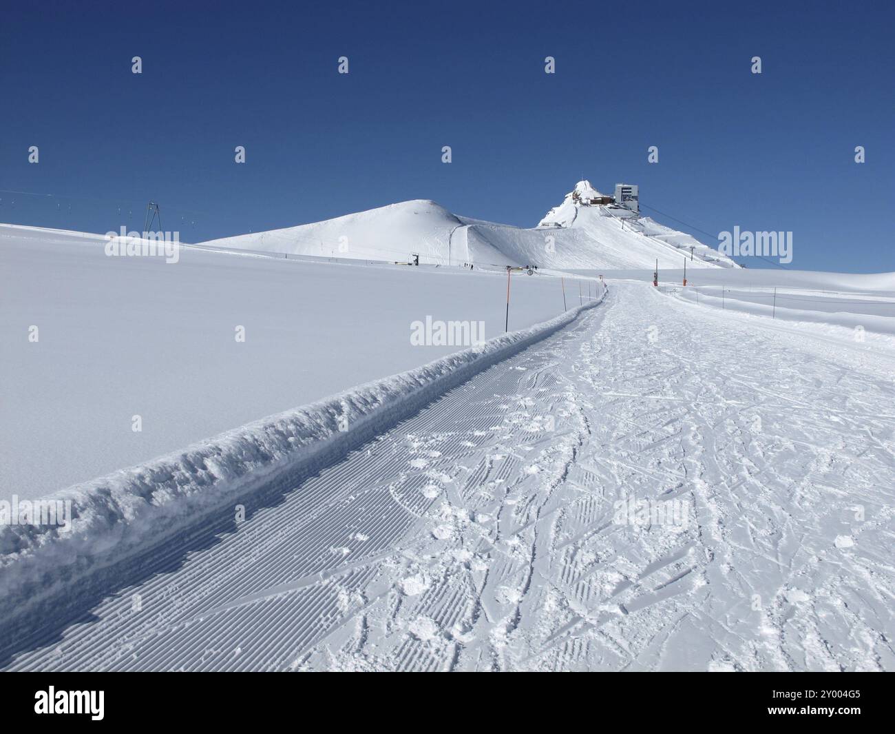 Summit Station, ski slope on the Glacier de Diablerets Stock Photo - Alamy