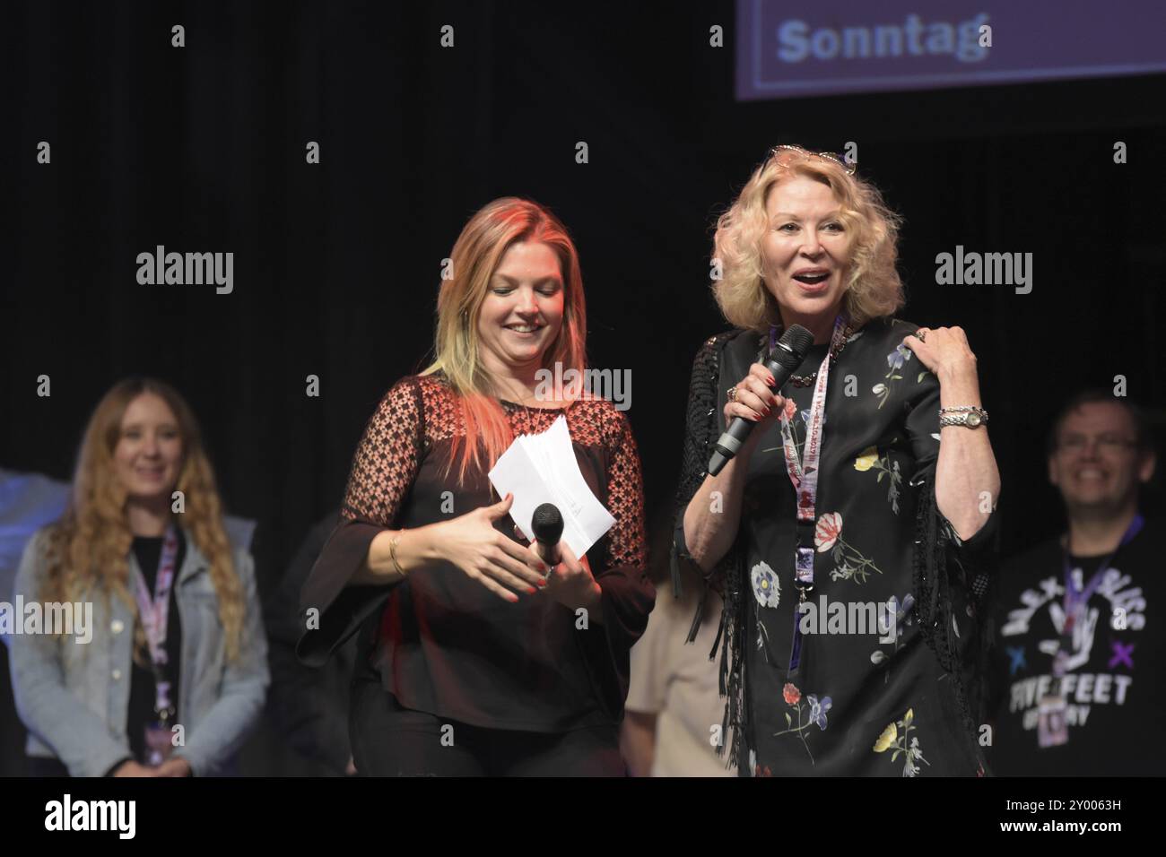 Leslie easterbrook hi-res stock photography and images - Alamy