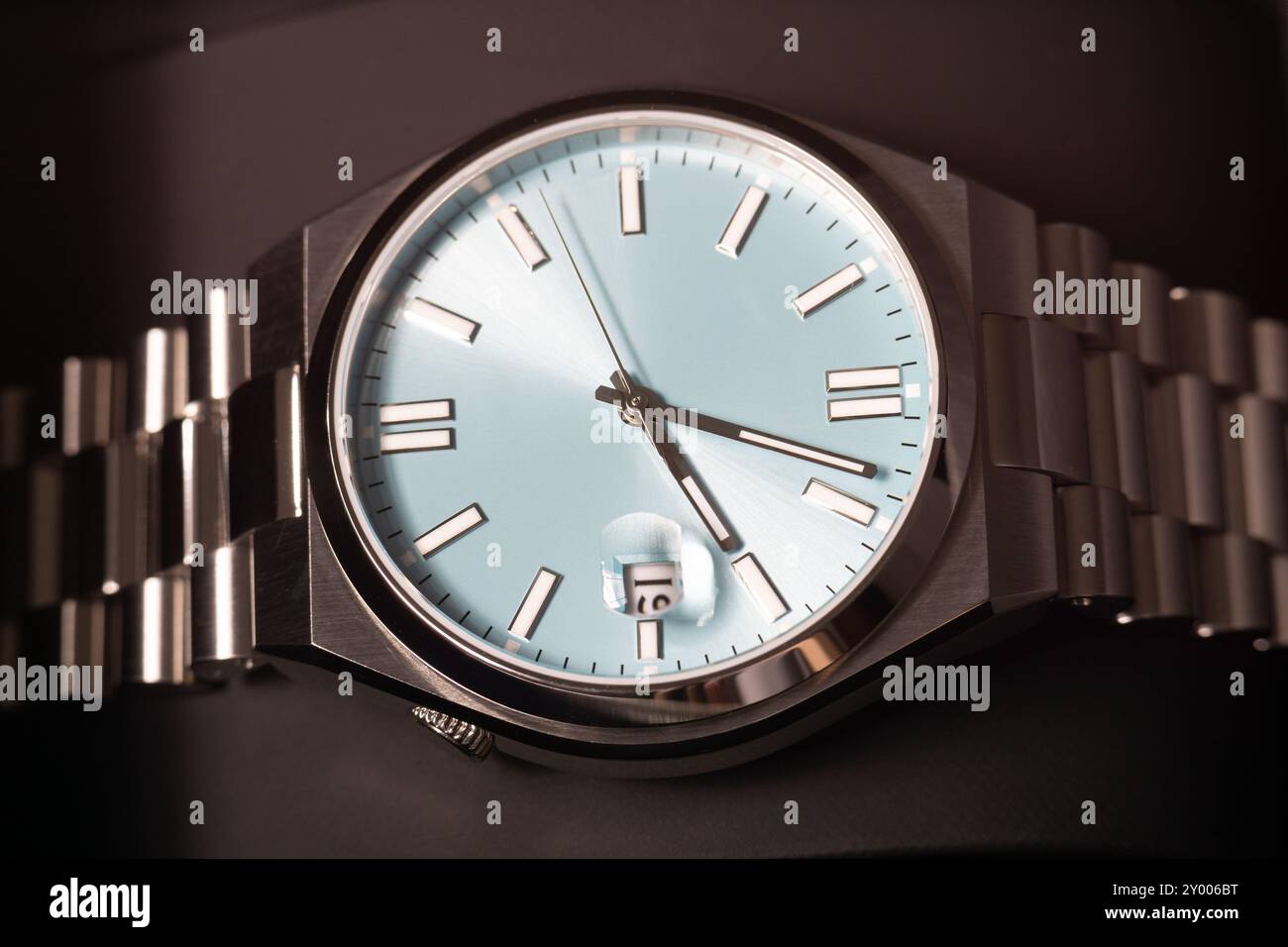 Silver luxury clock hi-res stock photography and images - Alamy