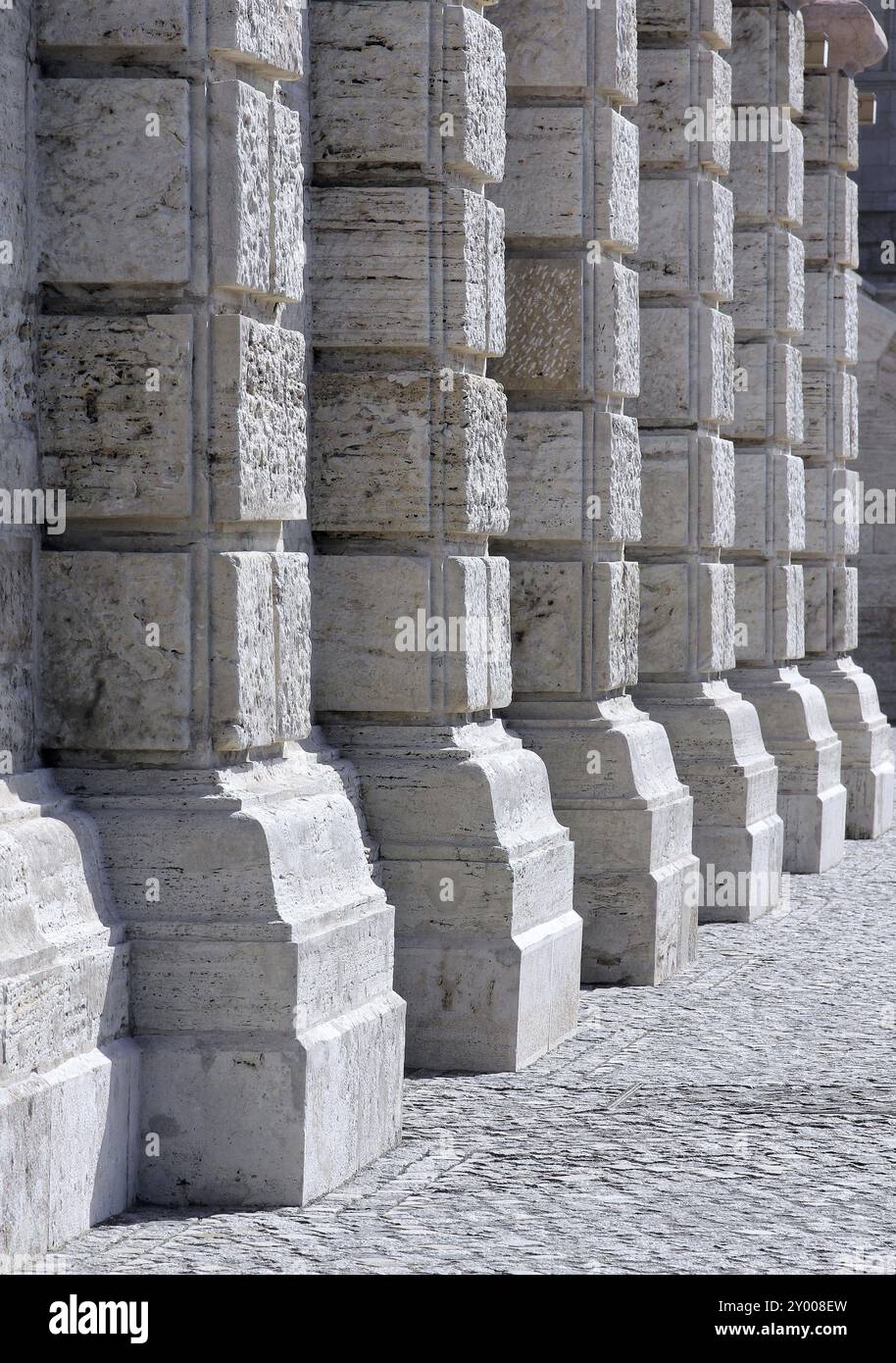 Stone colonnade hi-res stock photography and images - Alamy