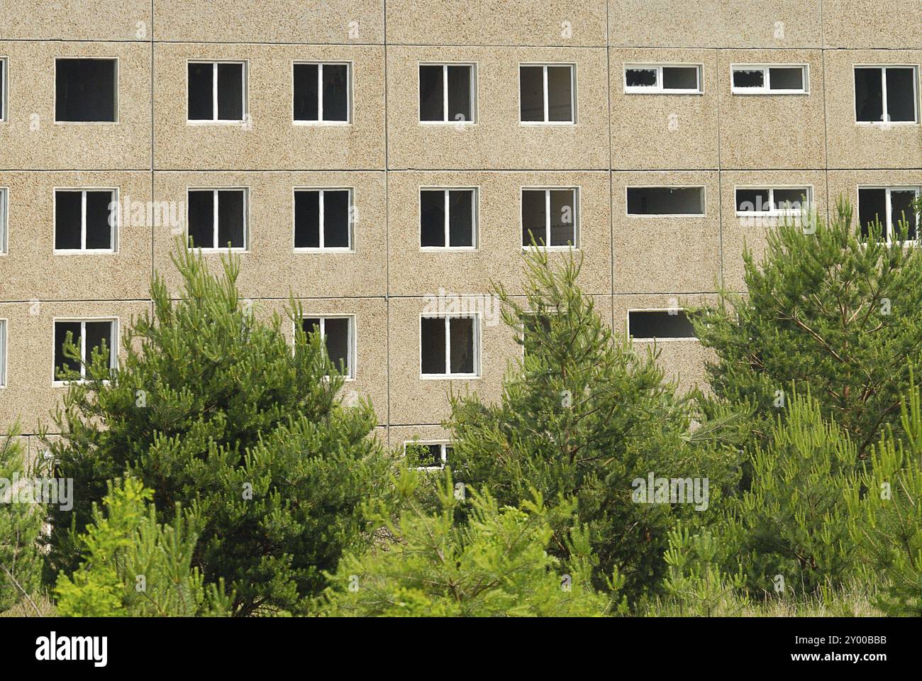 A building in front of demolition.dilapidation Stock Photo - Alamy