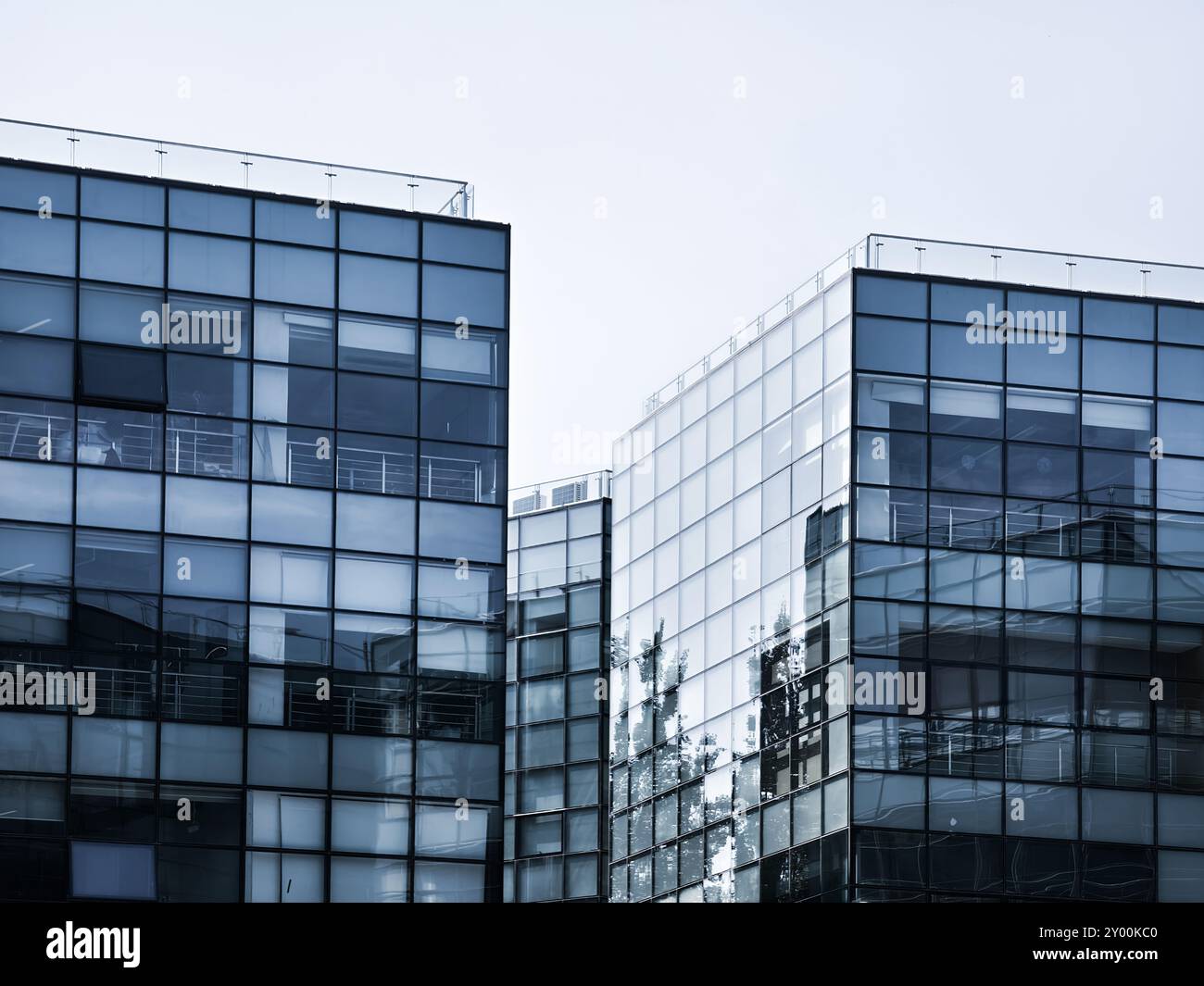 Modern glass office skyscraper exterior hi-res stock photography and ...