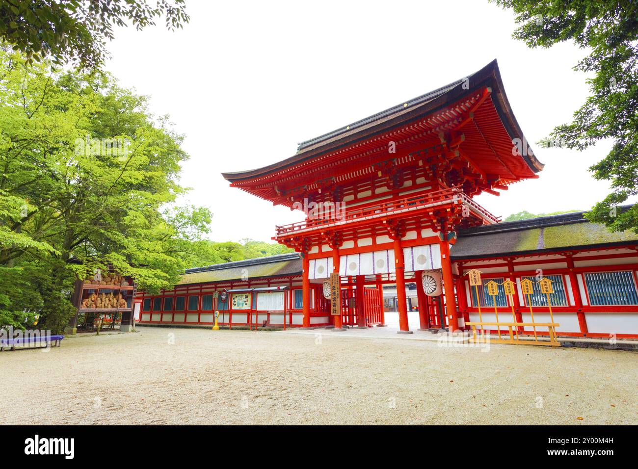 No people present at the main gate to Shimogamo shrine and entrance ...