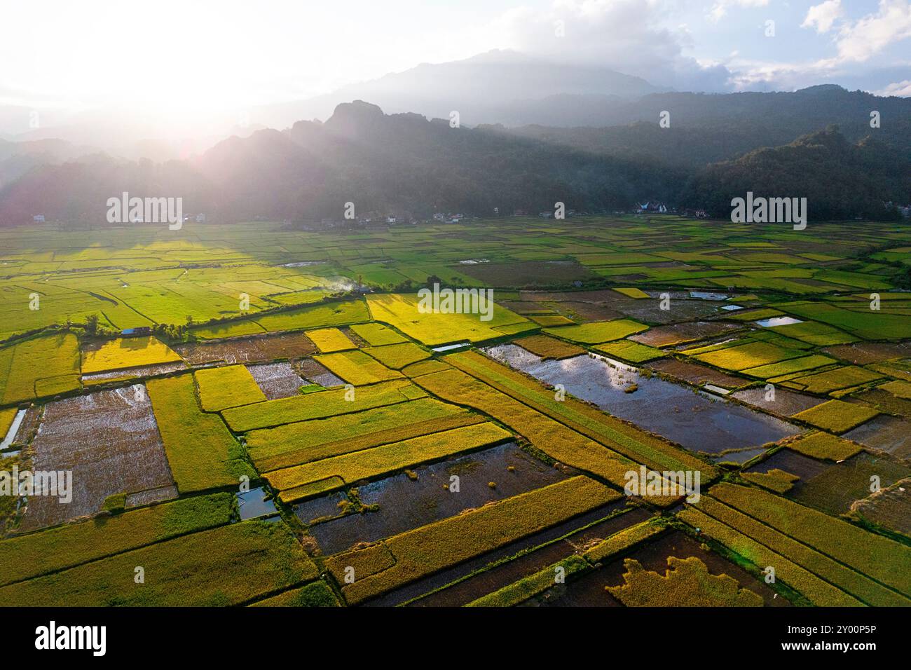 Spectacular landscape around Rantepao in Tana Toraja in Sulawesi ...