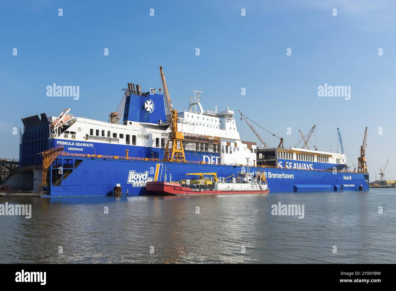 Freighter Primula Seaways is being extended in Bremerhaven at the Lloyd ...
