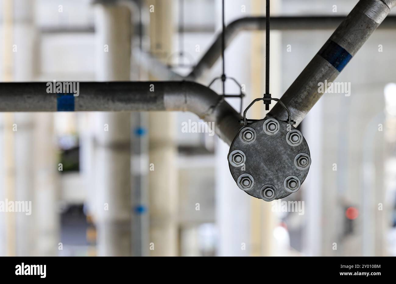 Metal supports Bolts, nuts, threaded on Steel Construction To seal the ...