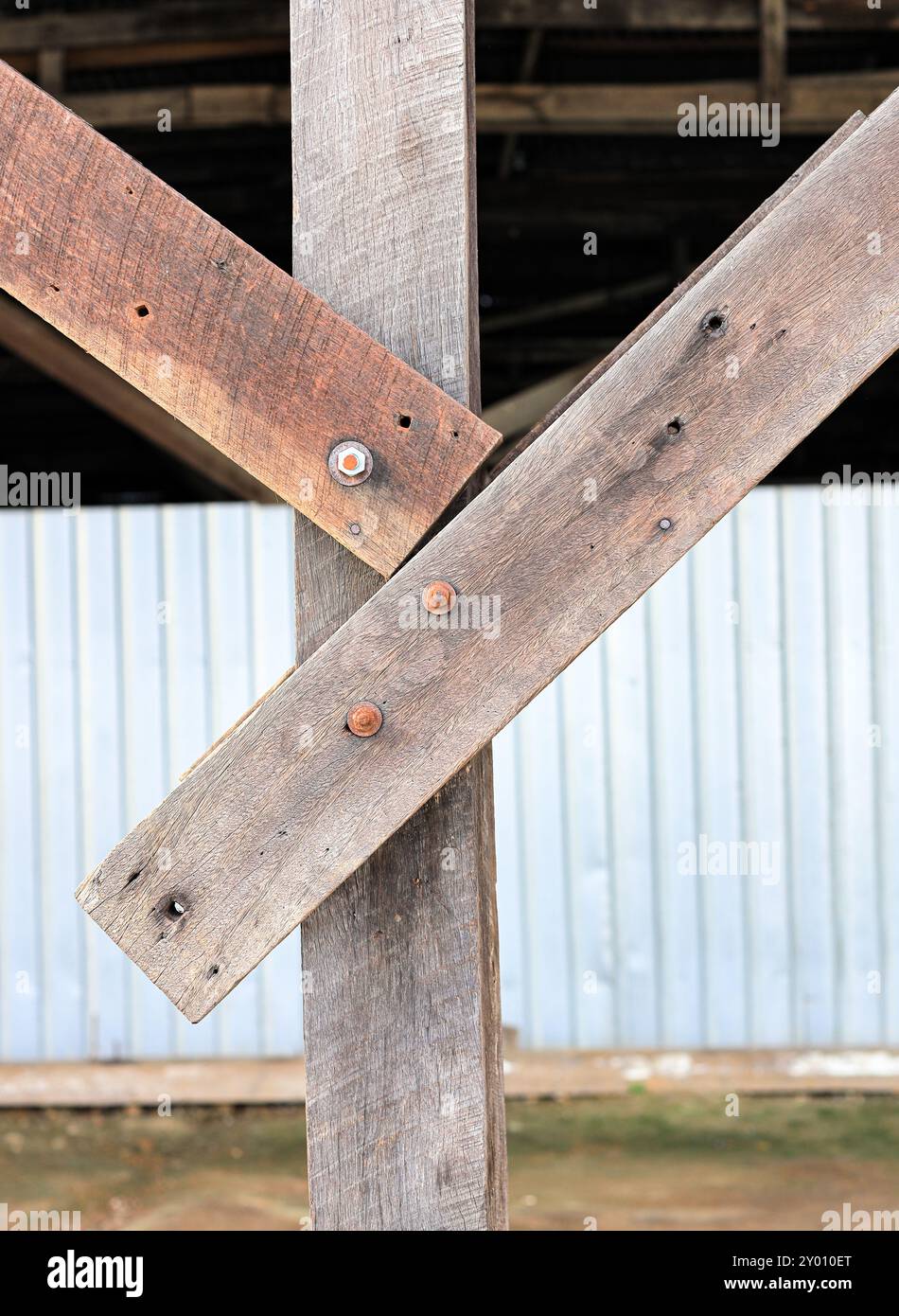 Wood beam support hi-res stock photography and images - Alamy