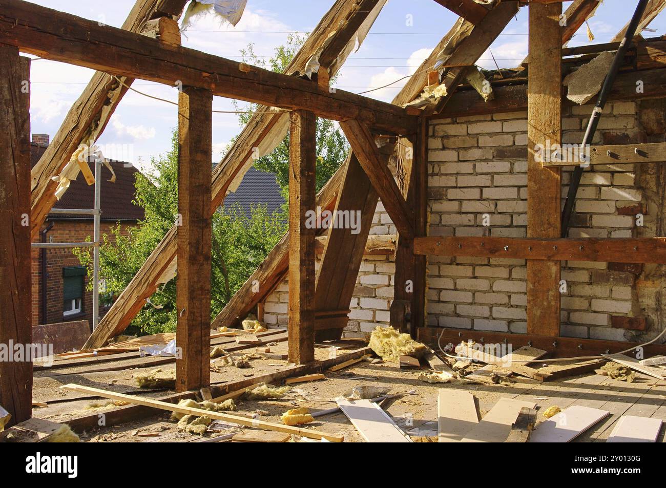 Demolish roof truss, roof truss demolish 04 Stock Photo - Alamy