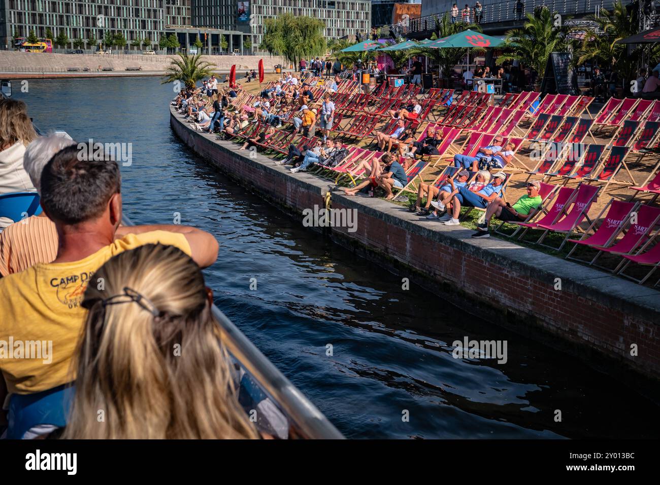 Berlin im Sommer 2024 mit dem Dampfer auf der Spree Strandbar Capital ...