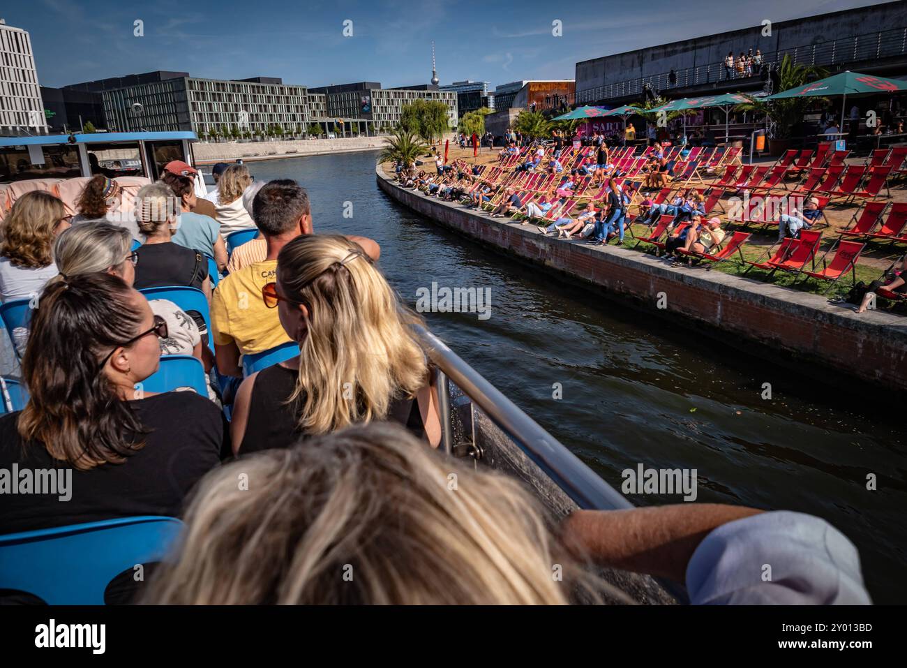 Berlin im Sommer 2024 mit dem Dampfer auf der Spree Strandbar Capital ...