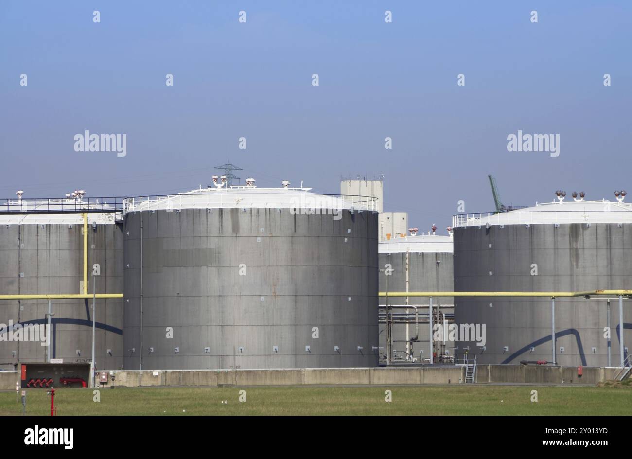 Empty oil tanks hi-res stock photography and images - Alamy