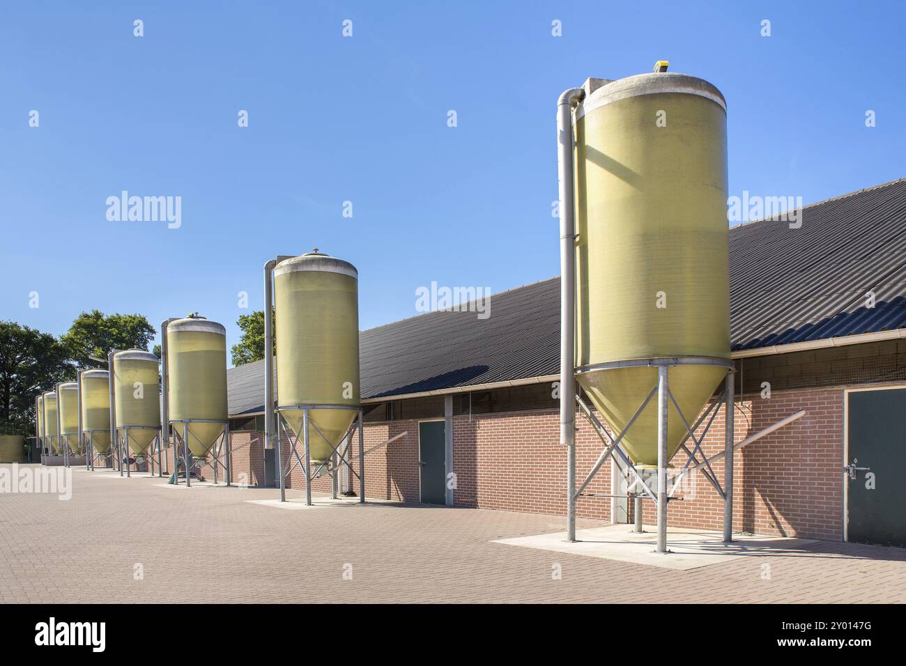Row of silos hi-res stock photography and images - Alamy