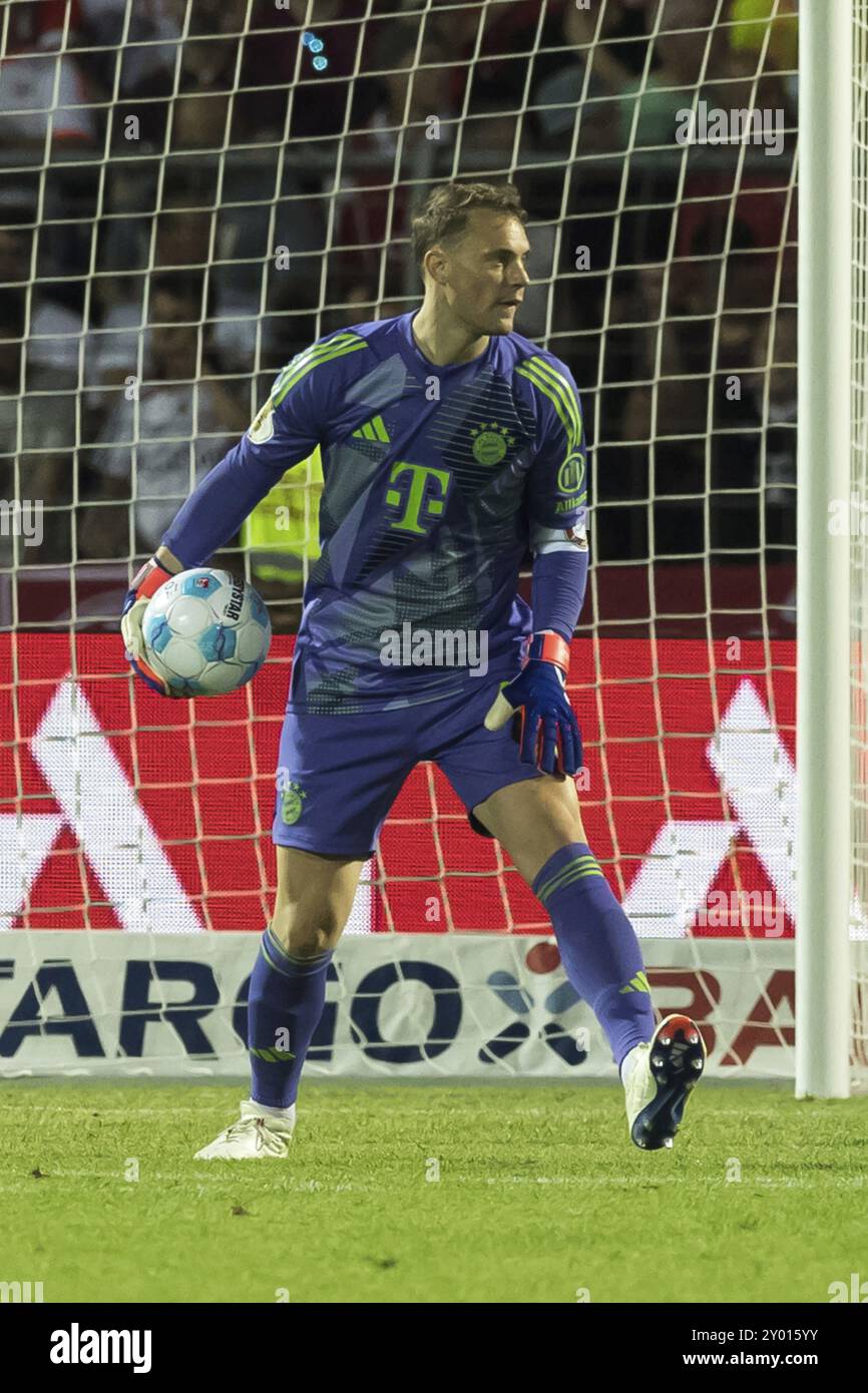 Football match, captain Manuel NEUER FC Bayern Munich on his way to ...