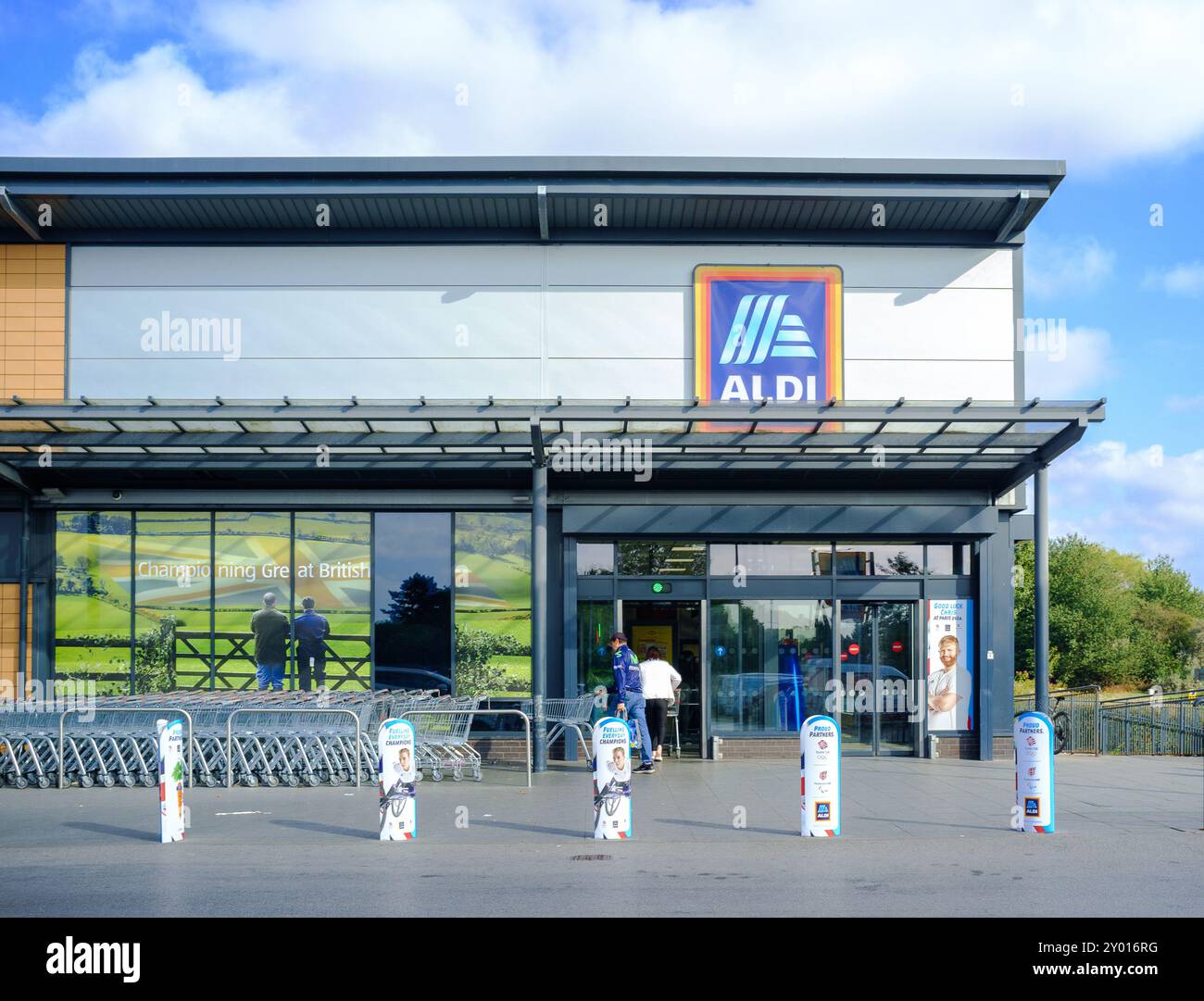 Aldi supermarket frontage; the store is on a main road near a roundabout Stock Photo - Alamy