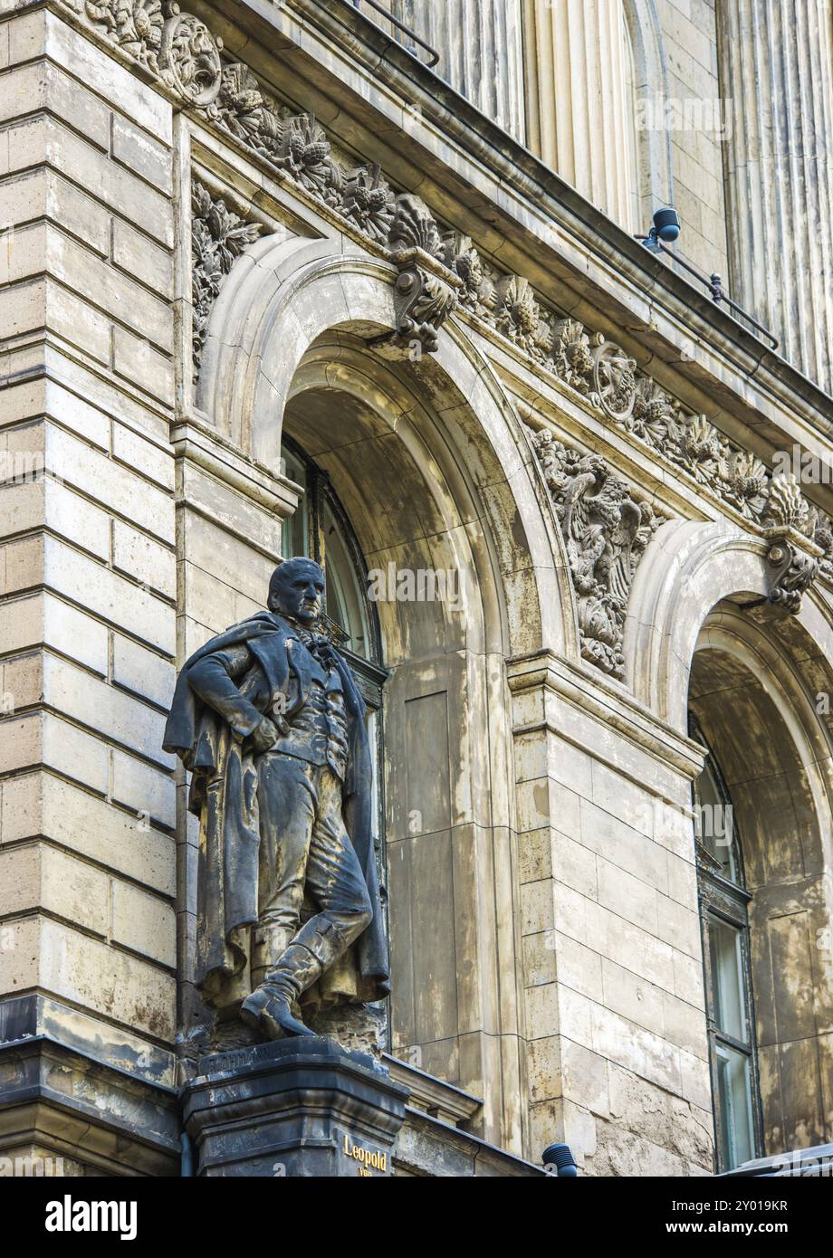 Statue adorned facade hi-res stock photography and images - Alamy