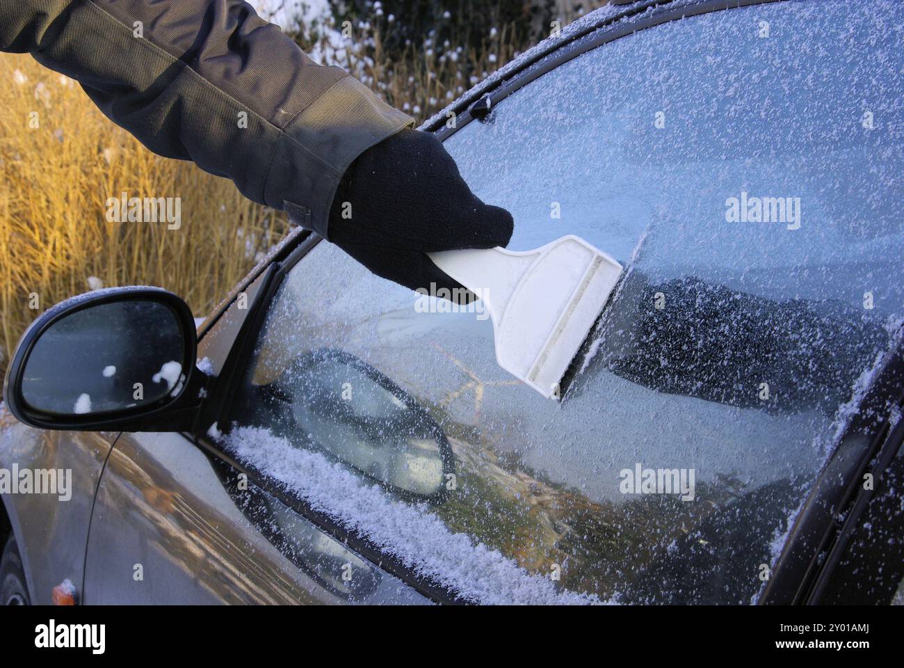 Scraping car windows hi-res stock photography and images - Alamy