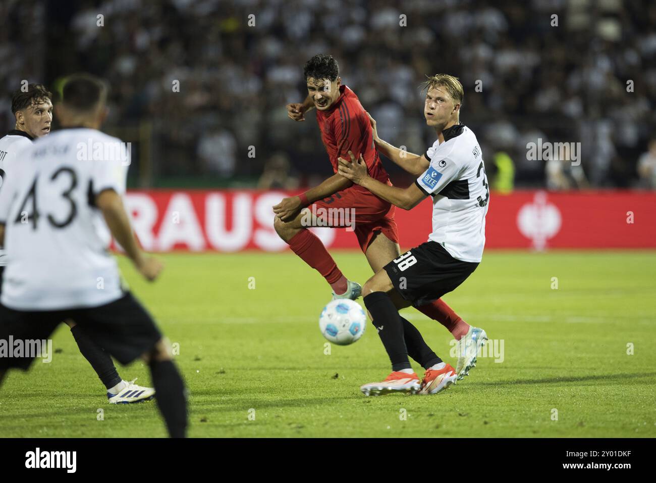 Football match, Aleksandar PAVLOVIC FC Bayern Munich left in a duel for ...