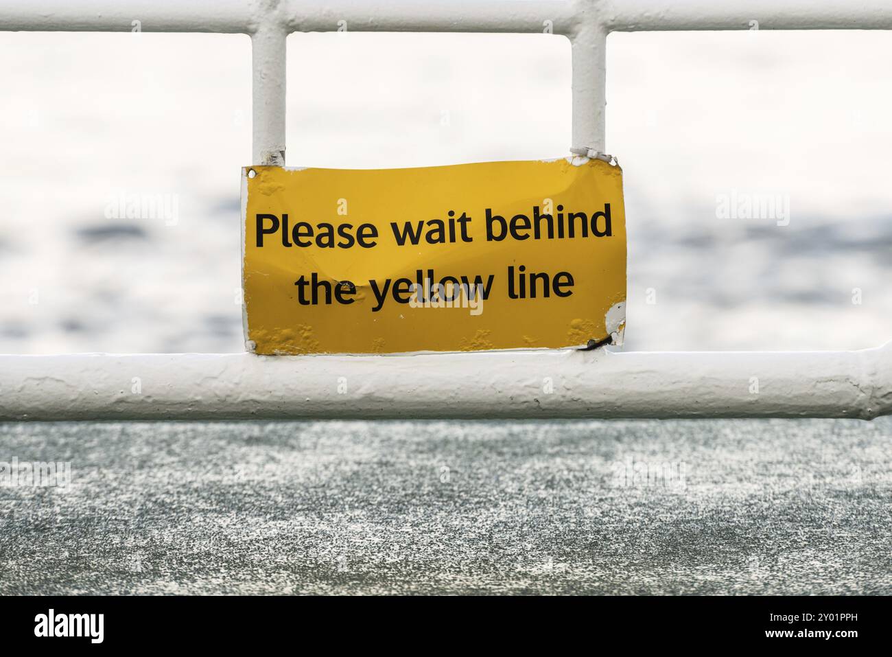 Please wait sign hi-res stock photography and images - Alamy
