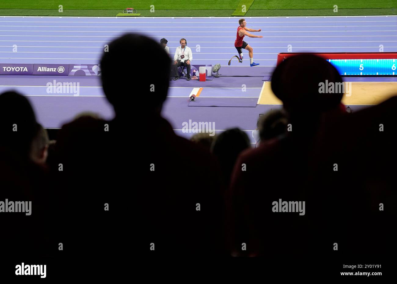 Mens long jump t63 final hi-res stock photography and images - Alamy
