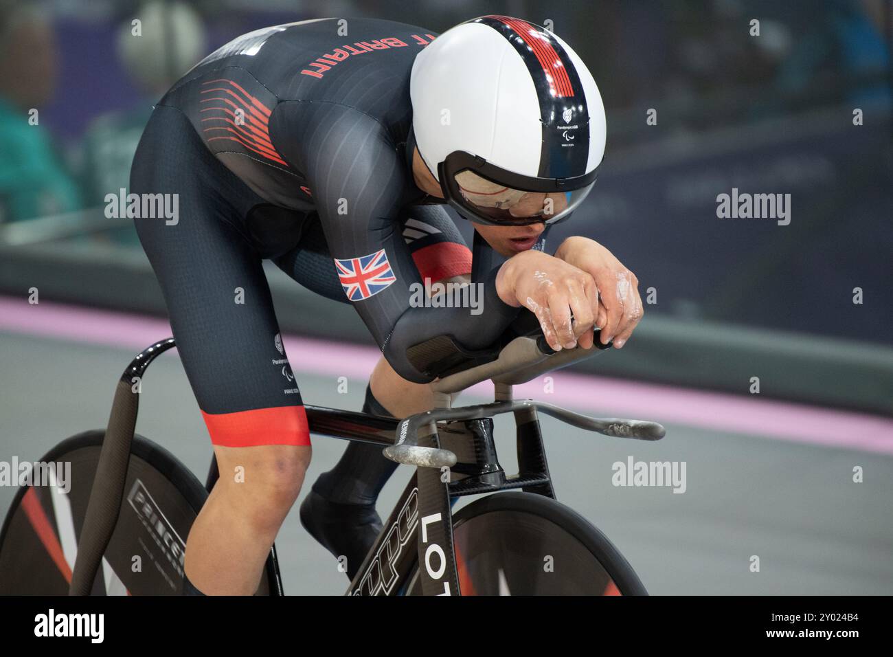 Paris, France. 31st Aug, 2024. British rider Archie Atkinson sets a new ...