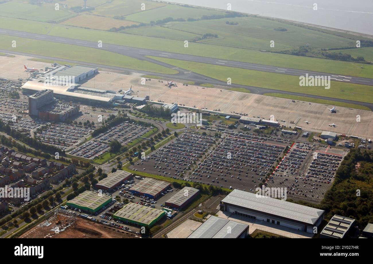 Drone shot flying towards skyline hi-res stock photography and images ...
