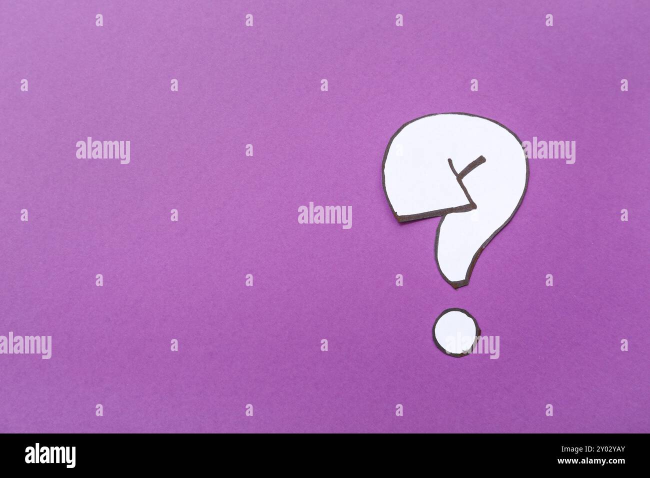 Paper quiz card with question mark on purple background Stock Photo - Alamy