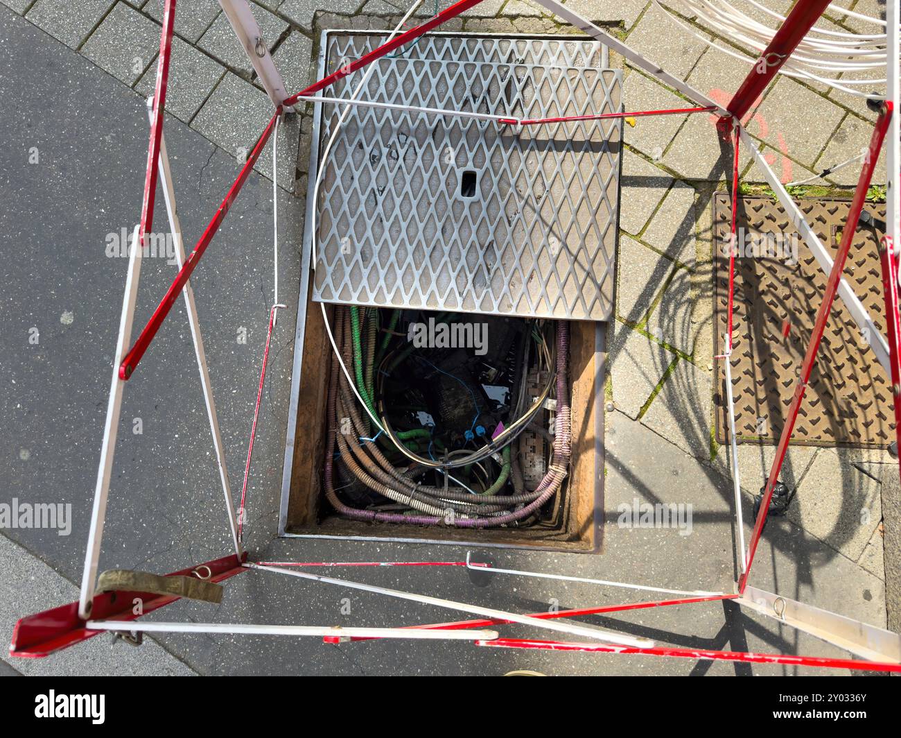 Open manhole access utility hi-res stock photography and images - Alamy