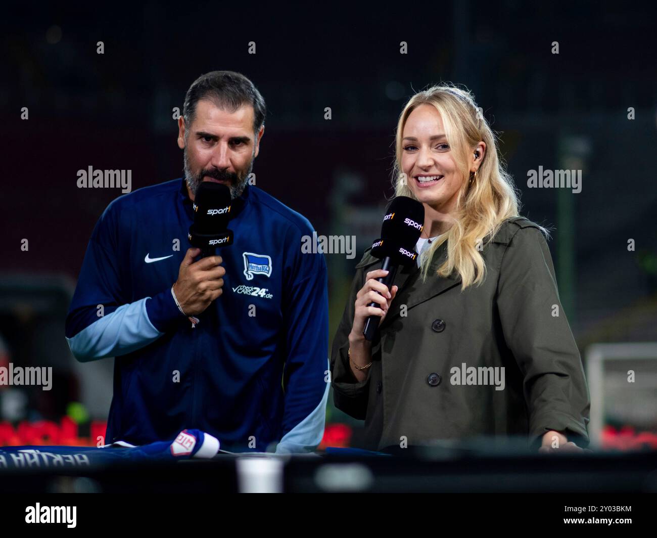 Katharina Kleinfeldt (Sport1 TV Moderatorin) beim Interview mit ...