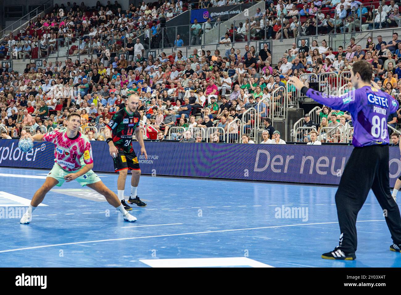 Jerry Tollbring (Fuechse Berlin, #09) beim 7-Meter gegen Nikola Portner ...