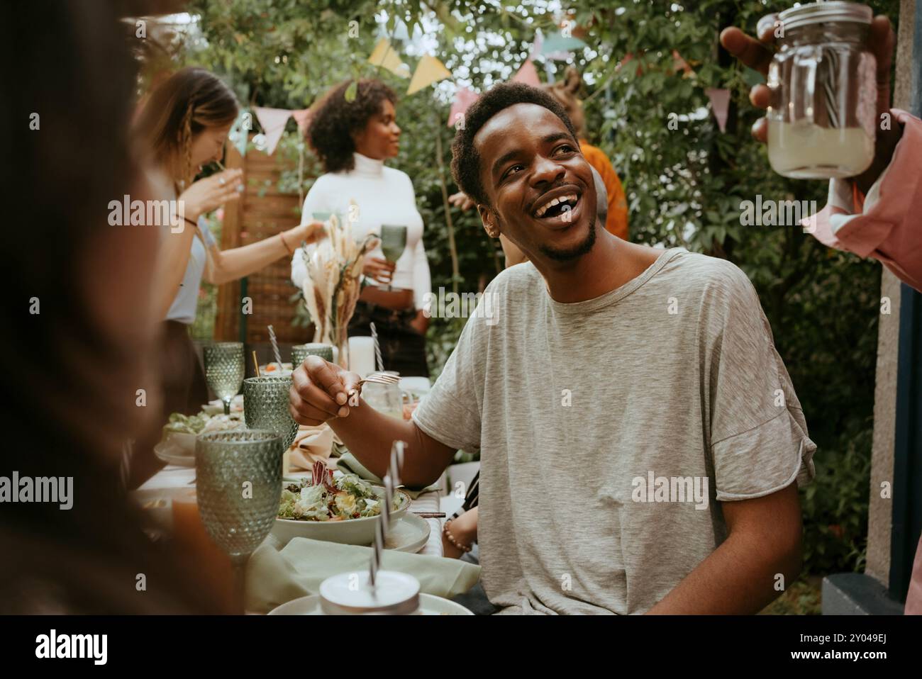 Happy people eating salads hi-res stock photography and images - Alamy