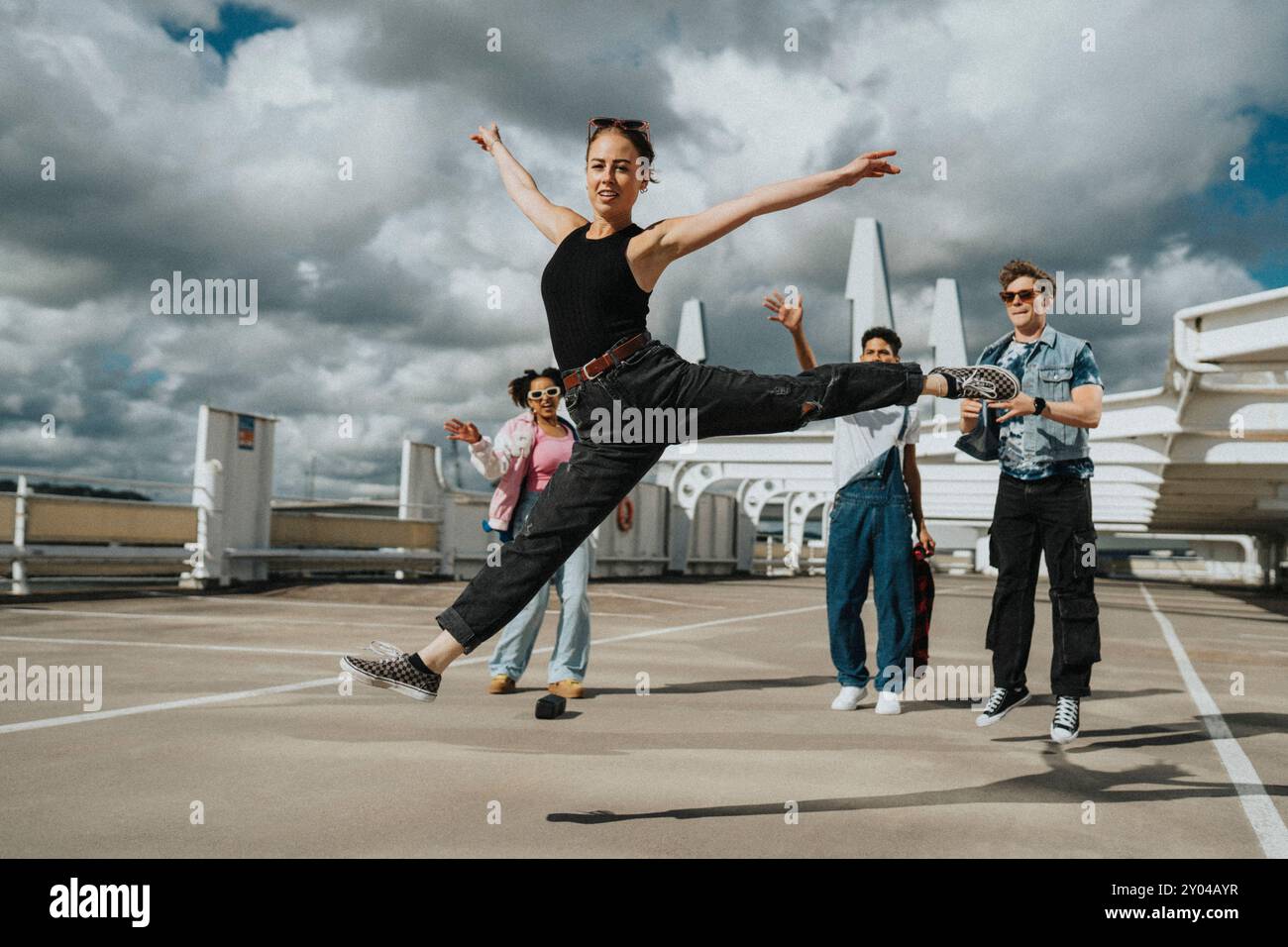 Women doing a split hi-res stock photography and images - Alamy