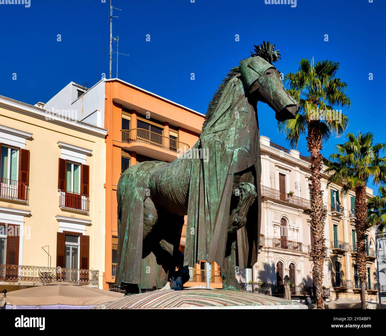 Bronze statue "Cavallo con gualdrappa" by artist Mario Ceroli in Corso ...