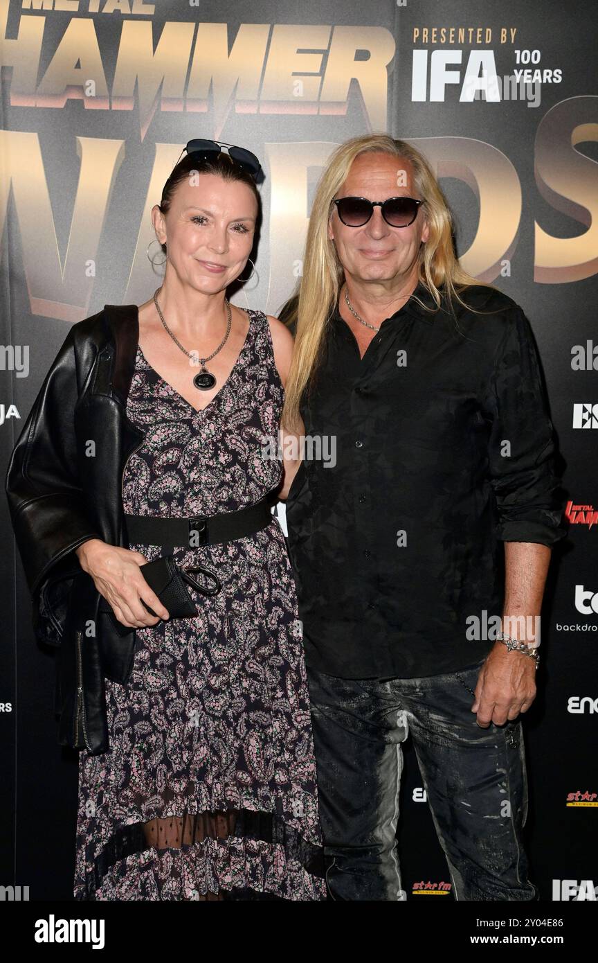 Uwe Hassbecker mit Partnerin Uta Siegel bei der Verleihung der Metal ...