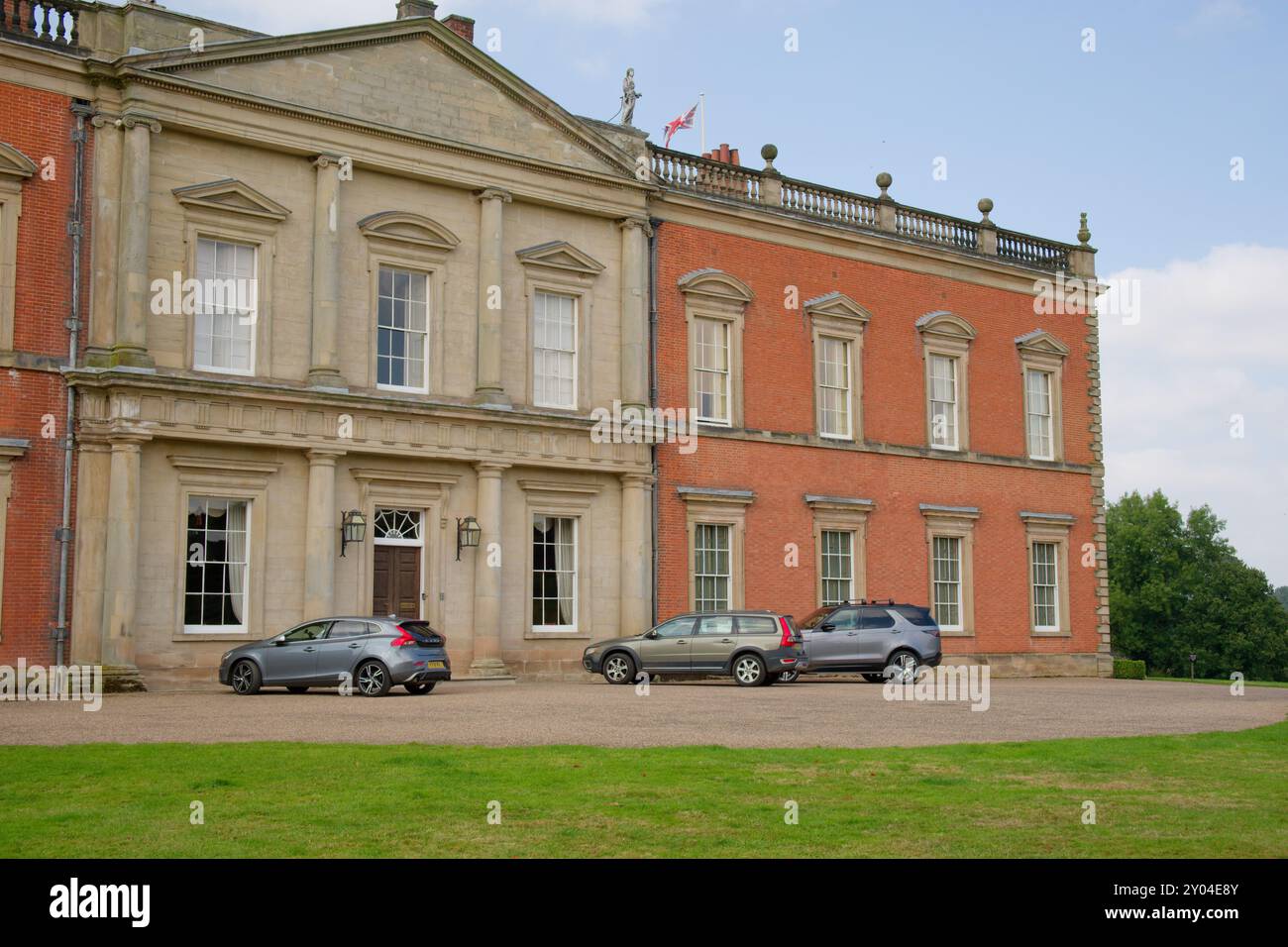 Cars parked outside a country mansion Stock Photo - Alamy